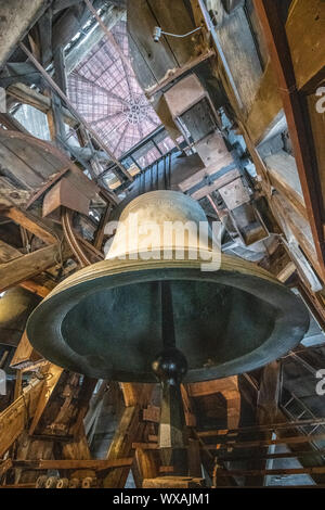 Bourdon Emmanuel, la plus grosse cloche de Notre-Dame de Paris, est ...
