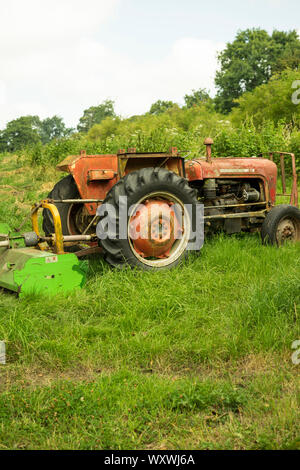 Tracteur Massey Ferguson 1960 avec l'herbe topper Photo Stock - Alamy