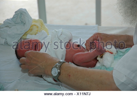 La cérémonie de la circoncision - Brit Mila le mohel effectue le rite ...