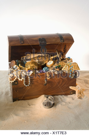 Coffre à Trésor débordant de richesses de perles et bijoux sur fond ...