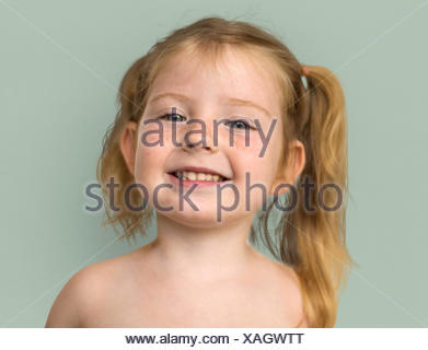 Portrait Petite fille torse nu Smiling Photo Stock - Alamy