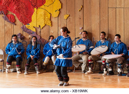 Les jeunes de l'Alaska Native démontre la danse traditionnelle de sa ...