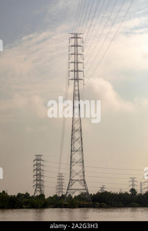 Massicce torri portando ad alta tensione e linee elettriche ad alta ...