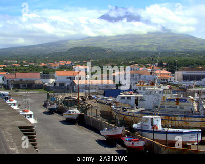 Porto e paese di Madalena, isola Pico, Azzorre, Portogallo Foto stock ...