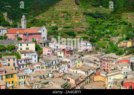 La città di Vernazza e vigneti circostanti dal Castello dei Doria ...