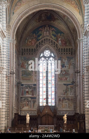 Gothic vetrate quadrifore finestra gotica e affreschi dedicati alla ...