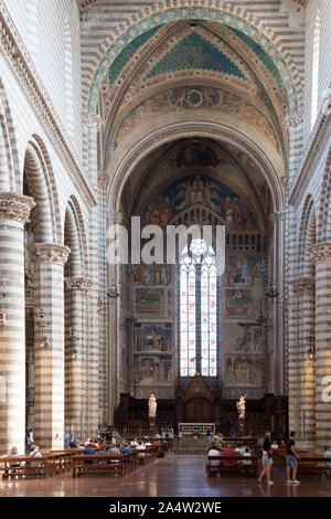 Gothic vetrate quadrifore finestra gotica e affreschi dedicati alla ...