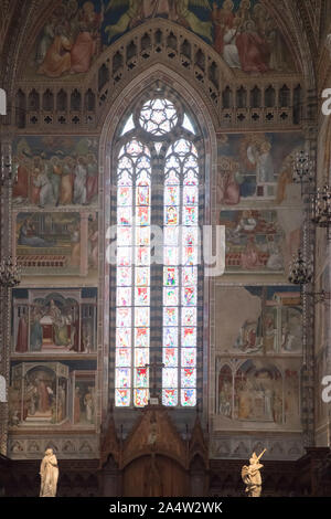 Gothic vetrate quadrifore finestra gotica e affreschi dedicati alla ...