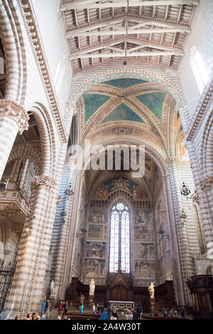 Gothic vetrate quadrifore finestra gotica e affreschi dedicati alla ...