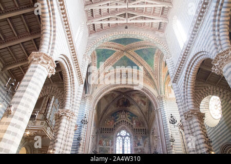 Gothic vetrate quadrifore finestra gotica e affreschi dedicati alla ...