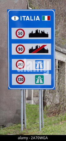 Segnale stradale sul confine italiano con molte stelle gialle della ...