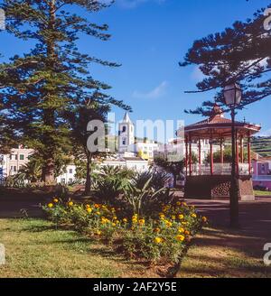 Horta, la città principale di Faial. Isola e vulcano Pico sullo sfondo ...