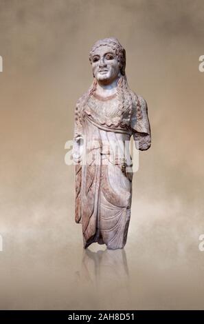 Antica statuetta greca arcaica di un kore, Acropoli Atene, 490 a.C ...