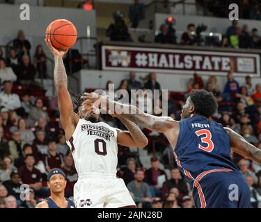 Mississippi State guard Nick Weatherspoon, right, reaches in to knock ...