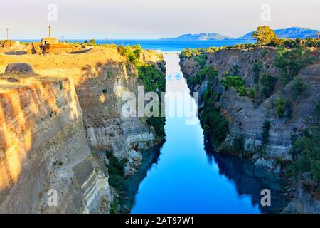 Vista aerea dell'Istmo di Corinto collega la Grecia continentale con la ...
