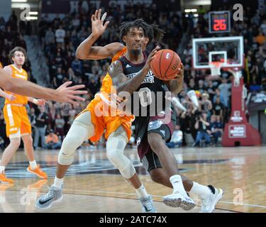 Mississippi State guard Nick Weatherspoon, right, reaches in to knock ...