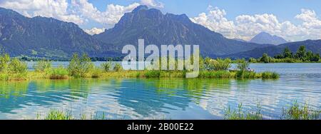 Spiaggia Di Balneazione Sul Lago Forggensee Con Le Alpi Ammergau ...