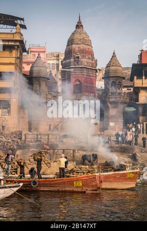 Corpo morto cerimonia, Varanasi, Uttar Pradesh, India, Asia Foto stock ...