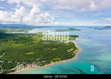 Mare con isole e oceano blu. Luzon, Santa Ana, Cagayan. Filippine Foto ...