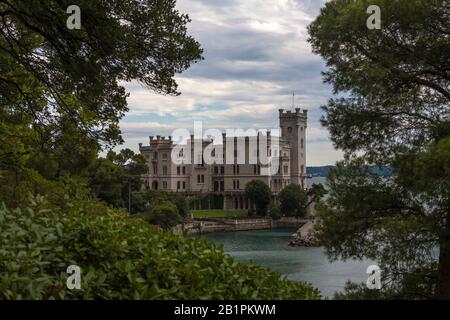Il castello di Miramare, il Castello di Miramare, baia di Grignano ...