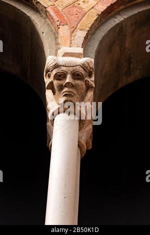 Antiche colonne con capitelli a forma di testa umana, chiostro della ...