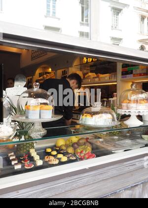 L'Italia, Lombardia, Milano, Bar Magenta, aperitivo Foto stock - Alamy