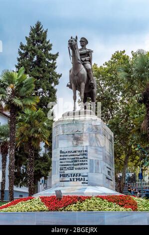 Bursa, Turchia - 14 agosto 2019: Statua commemorativa in bronzo di ...
