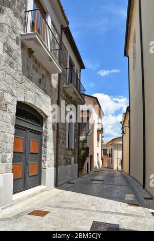Una piccola strada tra le case di Ruviano, un paese in provincia di ...