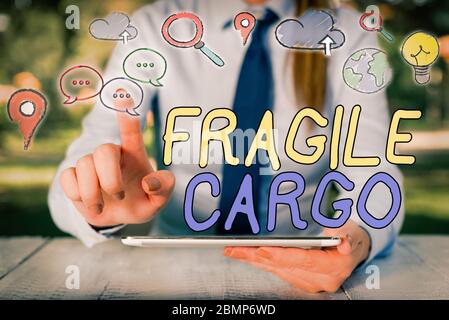 Cartello con la scritta fragile Cargo. Panoramica aziendale impugnatura ...