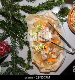 Buffet di piatti tradizionali rumeni natalizi con sorici, caltabos ...