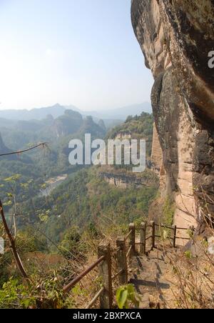 Vista sul fiume delle nove curve, sui monti Wuyi, patrimonio dell ...