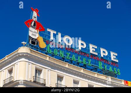 Famoso Tio Pepe pubblicità segno a Puerta del Sol di Madrid, Spagna ...