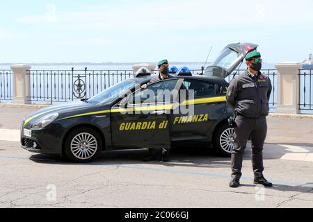 Guardia di Finanza italiana con maschere protettive dovute a ...