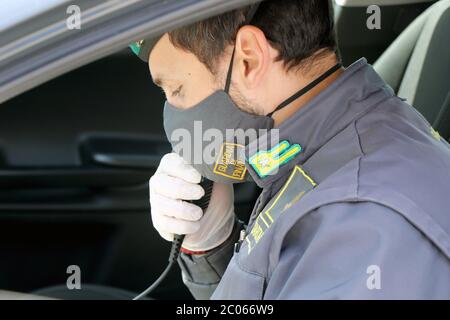 Guardia di Finanza italiana con maschere protettive dovute a ...
