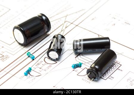 Vari tipi di condensatori su sfondo bianco Foto stock - Alamy