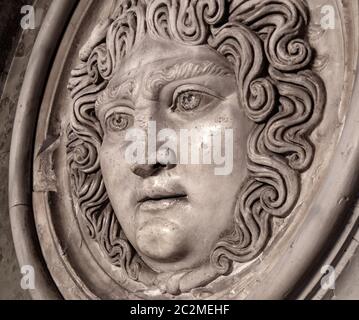 Scultura viso Medusa. Ritratto di MedusaIn mitologia greca Medusa era ...
