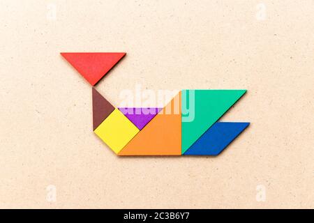 Puzzle tangram colore in balena, pesce o squalo forma su legno ...