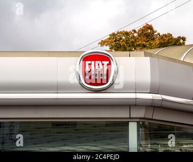 Furth, Germania : logo della società del gruppo Fiat sulla costruzione della concessionaria Foto ...