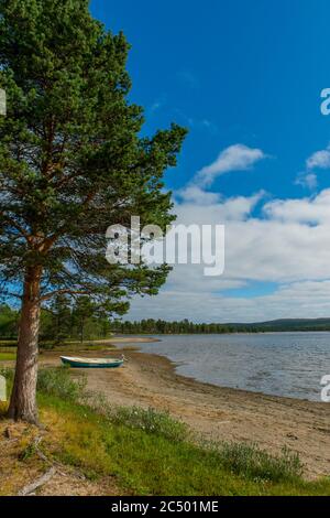 Lago Inari è il lago più grande in Lapponia e il terzo lago più grande ...