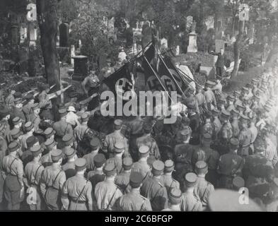 Cerimonia commemorativa nella tomba di Erich Sagasser e Fritz Schulz ...