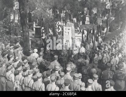 Cerimonia commemorativa nella tomba di Erich Sagasser e Fritz Schulz ...