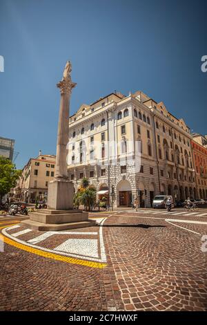 Padova, Italia. Corso Garibaldi street, il ponte sul fiume Piovego ...
