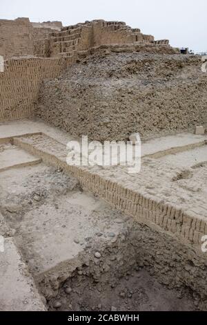 Una vista di Huaca Pucllana, un luogo sacro con una grande piramide in ...