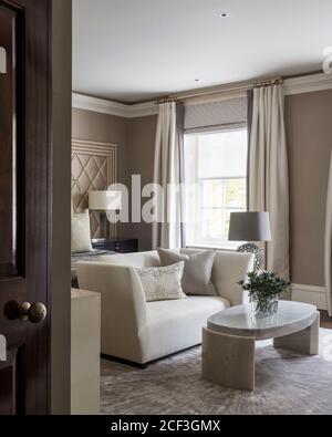 Camera da letto con letto matrimoniale con testiera imbottita in ...