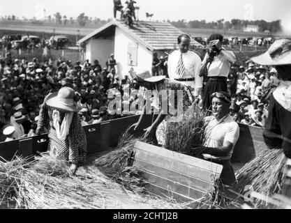 Il dittatore italiano Benito Mussolini in visita alle truppe italiane ...