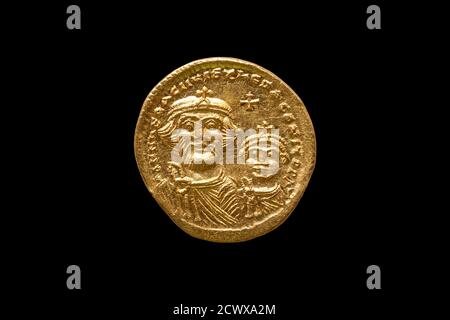 Romano d'oro Aureus moneta (replica). Giulio Cesare, 48-47BC ...