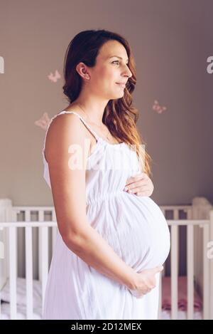 Incinta bella donna felice tocca il suo ventre. Mamma incinta ...