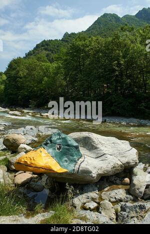 Ponte Nossa (BG), una roccia curiosa incatenata come una papera sul ...