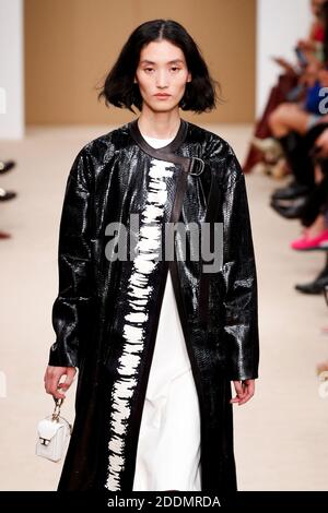 Una modella cammina in passerella durante la sfilata Tod's alla Milano ...