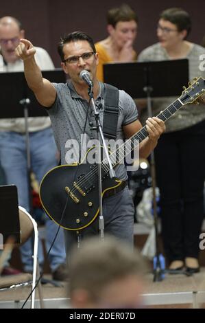 Il cantante francese Allan Theo (Allan Rouget) presenta durante una ...